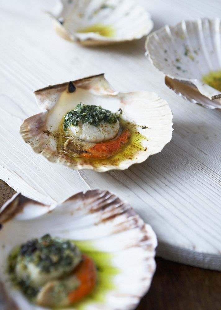 Noix de Saint-Jacques au beurre de curry et herbes from French ...